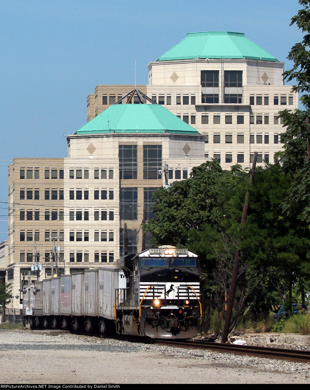 NS 7555 ES40DC leads 251 RoadRailer east-bound.